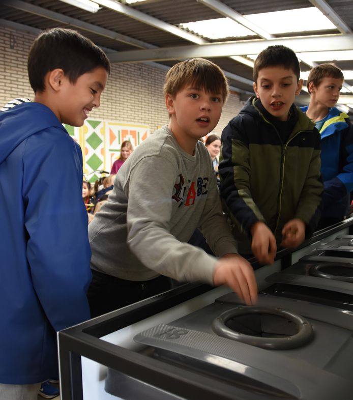 Schoolkinderen leren sorteren met educatief project '5 op een rij voor ...