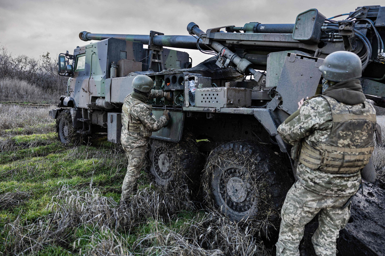 L'armée ukrainienne exhibe un canon Caesar le jour d'une visite ...