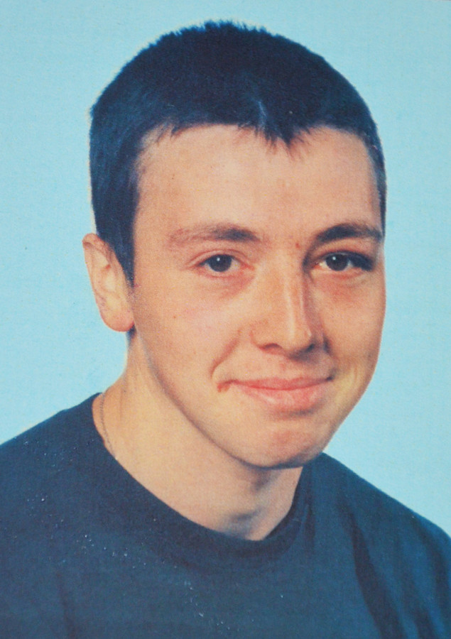 Twintig jaar nadat zoon als veiligheidsagent onder trein werd geduwd ...