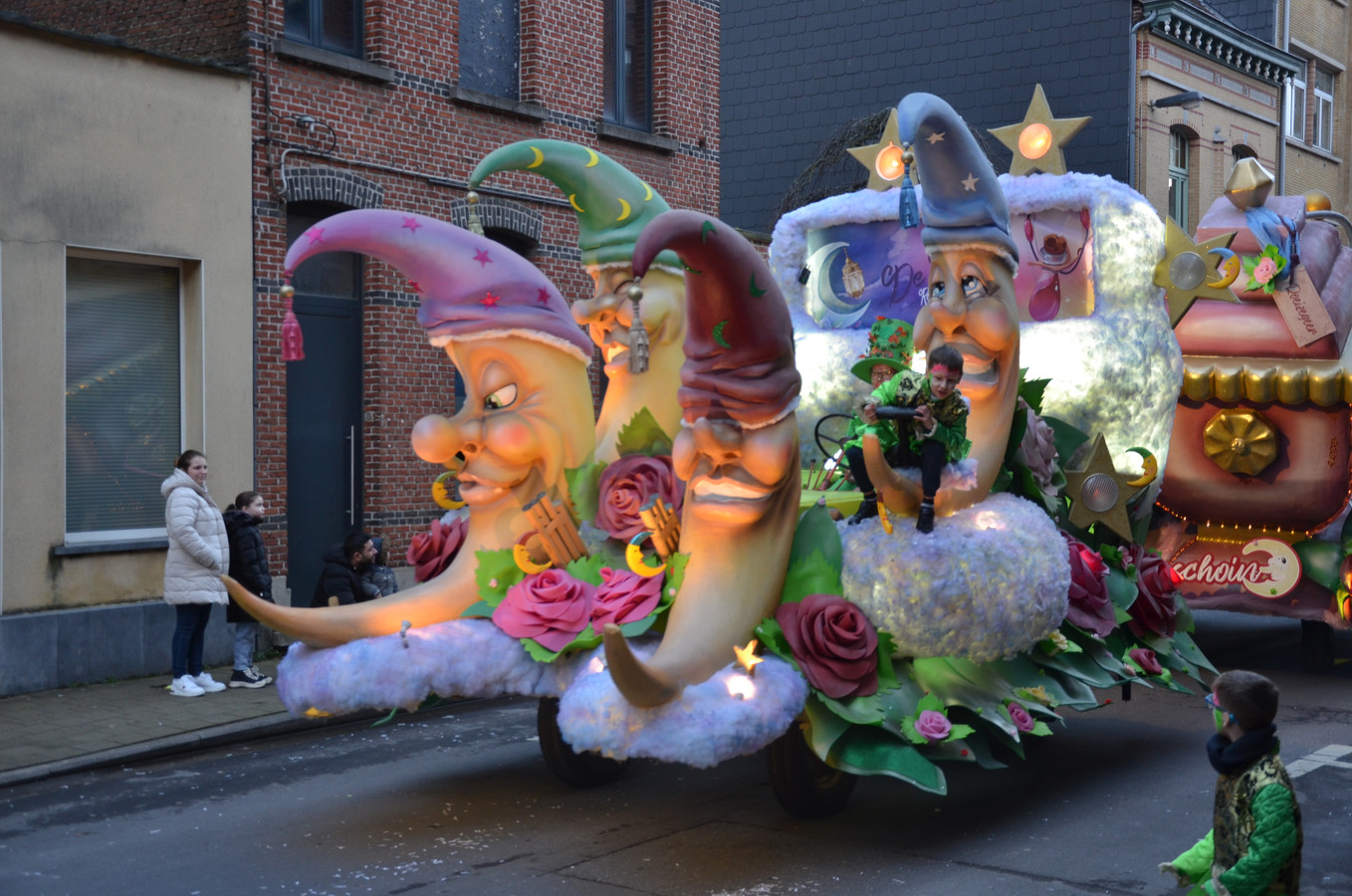 Prins Benjamin I leidt carnavalisten door Lokerse straten | Foto | hln.be