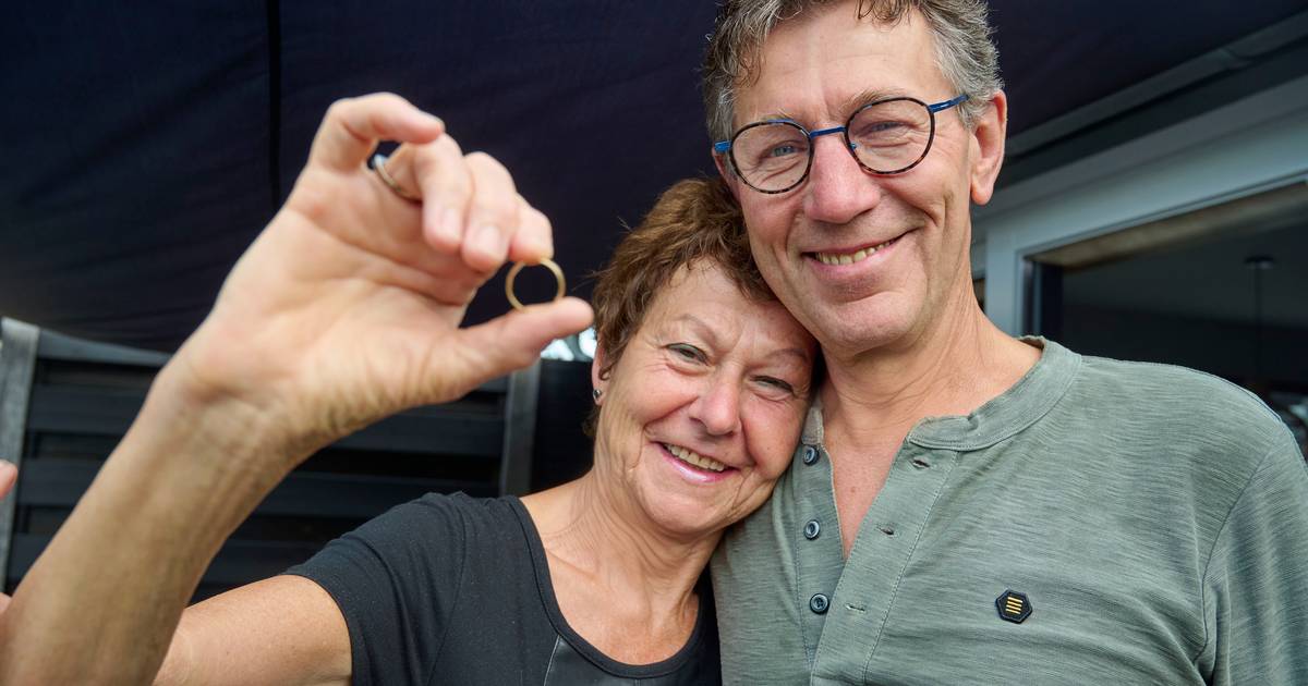 Dolgelukkige Christien krijgt na 34 jaar haar trouwring terug, dankzij ...