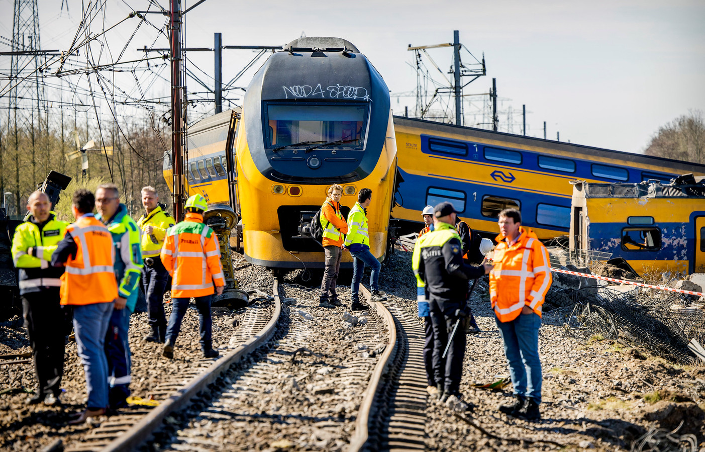 Un passager filme sa fuite d'un wagon accidenté après le déraillement d ...