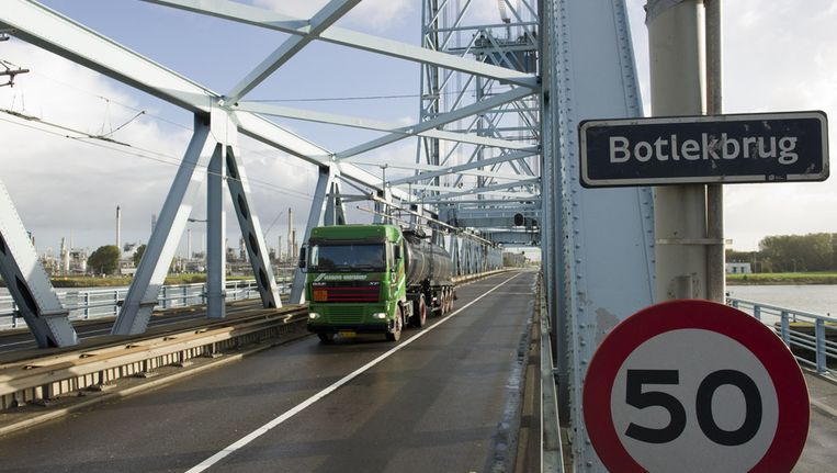 Betonnen balken voor nieuwe oprit Botlekbrug | De Volkskrant