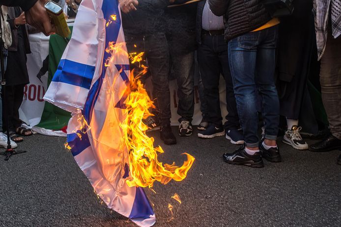 Israëlische vlag gestolen en in brand gestoken: Rijssenaar geschokt ...