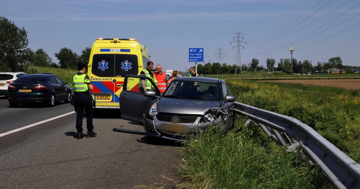 Auto klapt op vangrail op A15 bij Tiel | 112 nieuws Tiel | gelderlander.nl