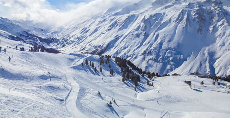 Italiaanse Emily (8) overlijdt door ongeluk met haar slee op zwarte ...