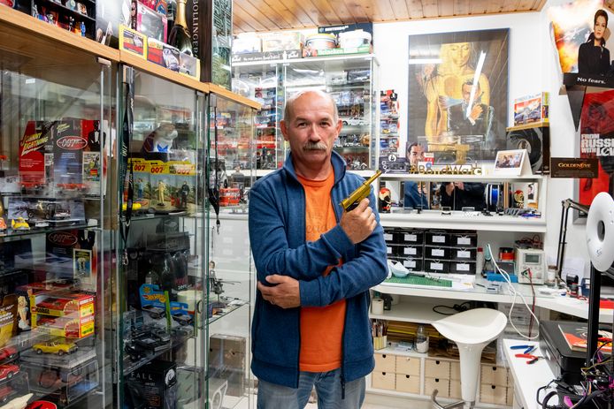 Op bezoek bij Marc Moret (59), fan en groot verzamelaar van 007: “Ben ...