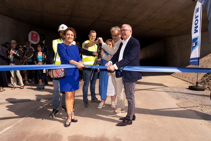 Nieuwe fietstunnel onder Turnhoutsebaan in Deurne geopend | Deurne | hln.be