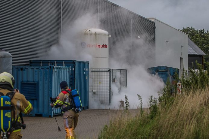 Ontploffing in tank met 8.000 liter stikstof: brandweer laat het gas ...