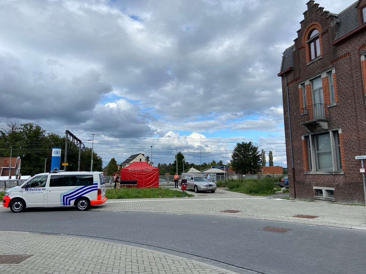 Fietser (76) steekt sporen over en wordt gegrepen door trein in ... Fietser (76) steekt sporen over en wordt gegrepen door trein in ...