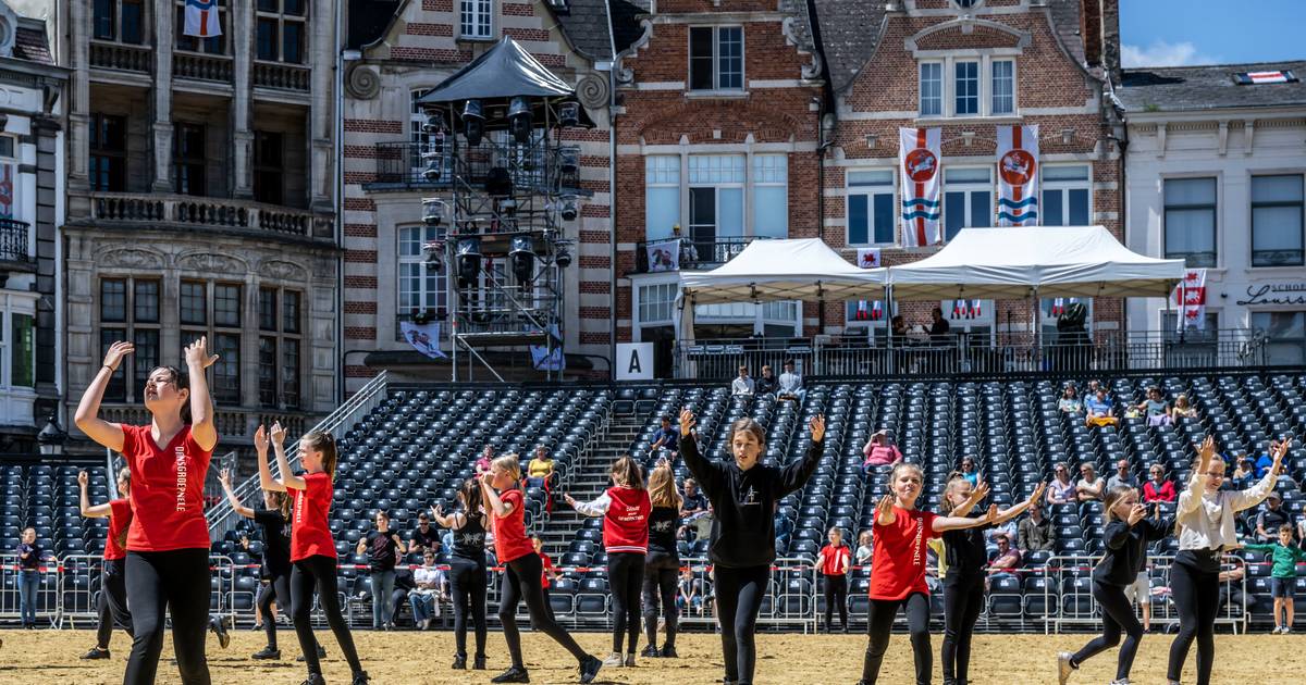 Grote Markt hele namiddag decor voor repetities Ros Beiaardommegang ...