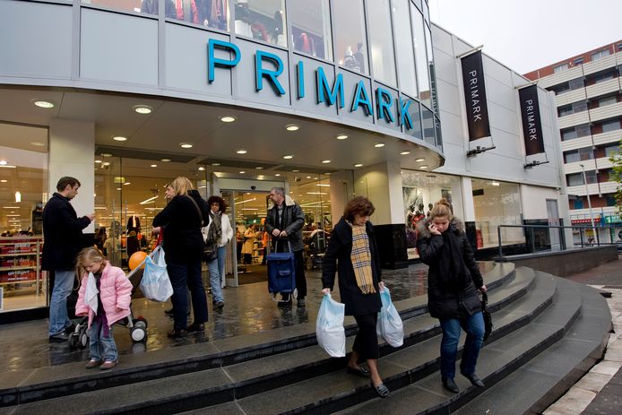 Mobieltje vol beelden van dames in paskamers Primark | Rotterdam | AD.nl