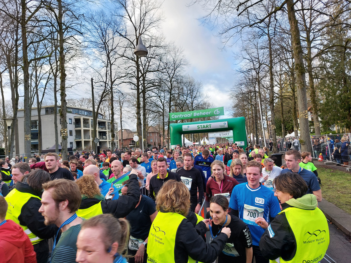 De laatste honderden meters van de Midwinter Marathon op de Apeldoornse ...