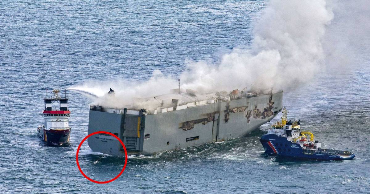 Nieuwe sleepboot moet voorkomen dat brandend vrachtschip verder ...