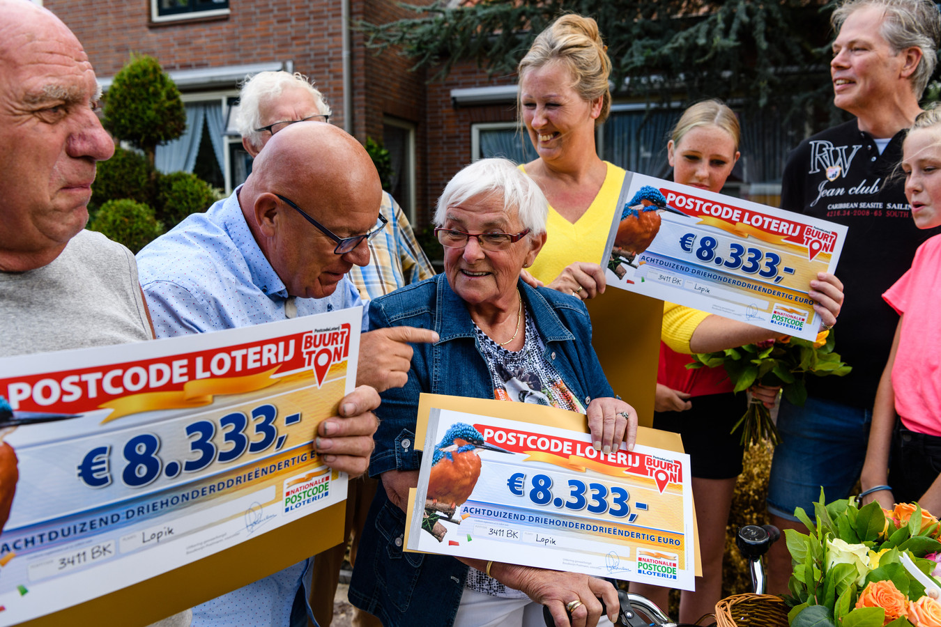 Inwoners Lopik winnen 100.000 euro bij Postcode Loterij | Foto | AD.nl