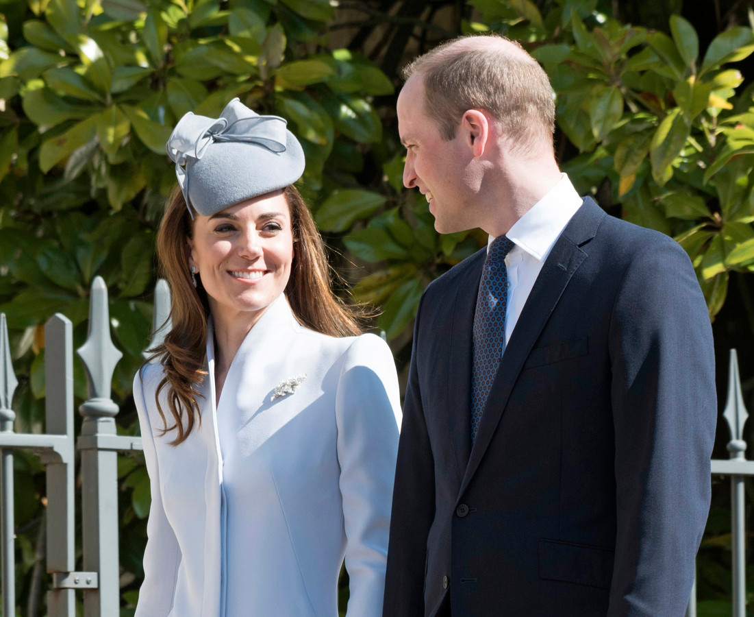 'William en Catherine schenden coronaregels: met negen man op stap ...