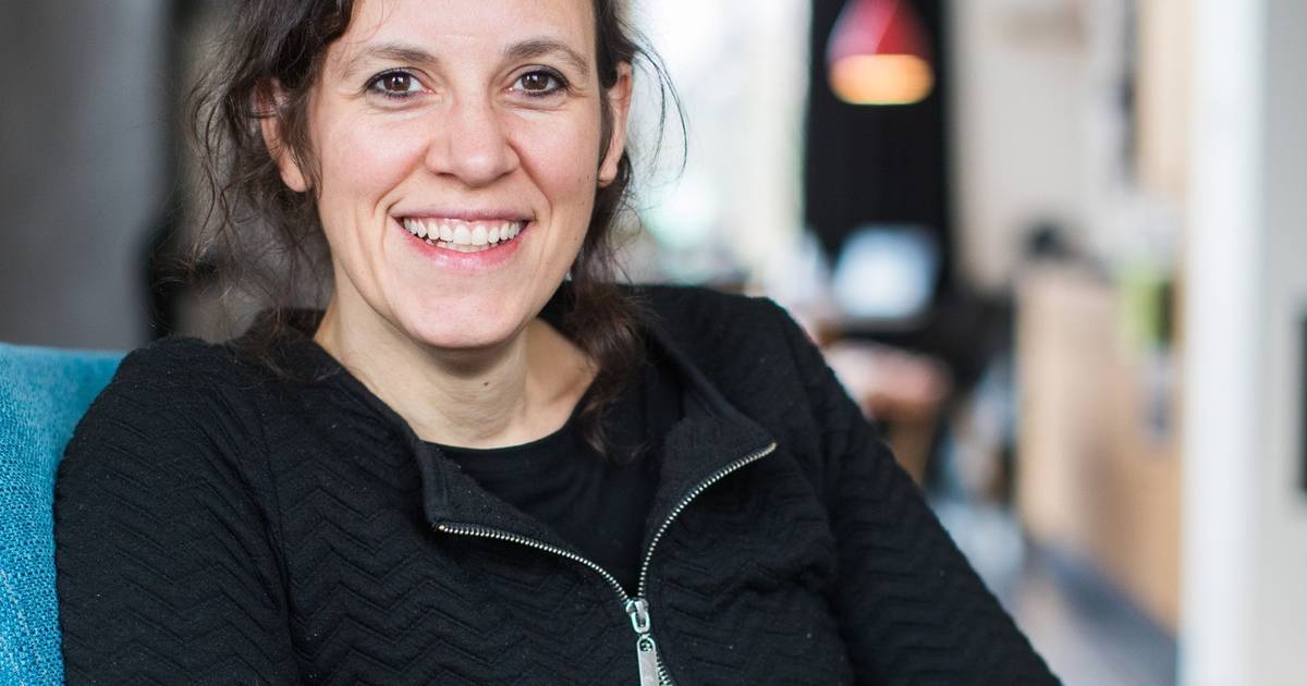 Nele Colle geeft een lezing in de bibliotheek van Eernegem | Ichtegem ...