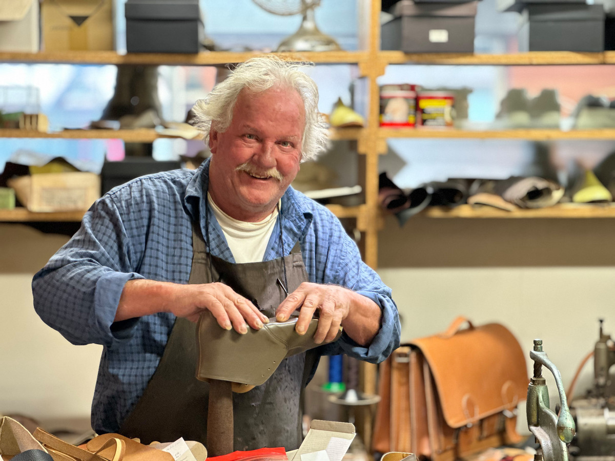 KEMPENSE KLEPPERS. Schoenmaker Luk (68) is een van de laatsten in zijn ...