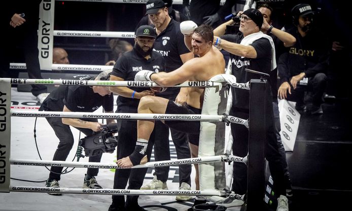 Rico Verhoeven spreekt publiek toe na nieuwe Glory-zege: ‘Hopen en ...