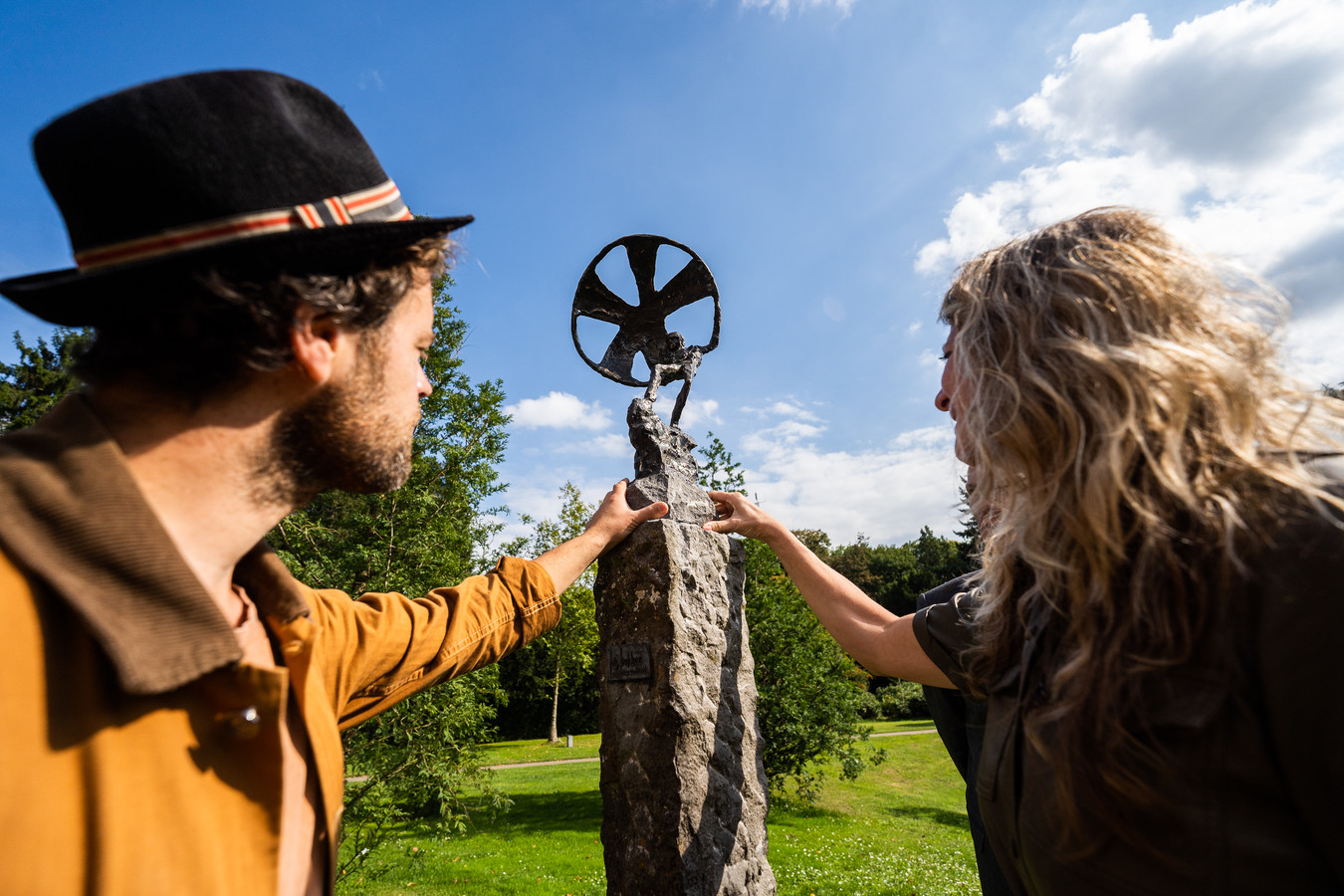 Zoon maakt replica van gestolen Airborne-beeld van zijn vader Jits ...