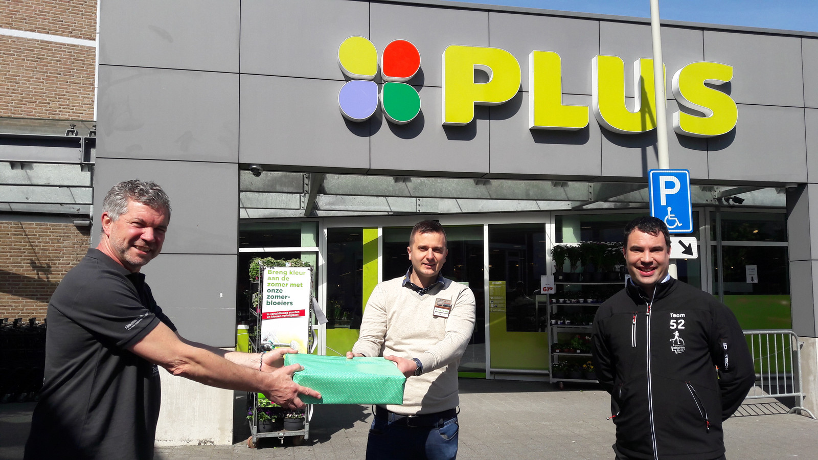 Dikke duimen van Roparunteam als dank aan trouwe sponsor | Foto ...