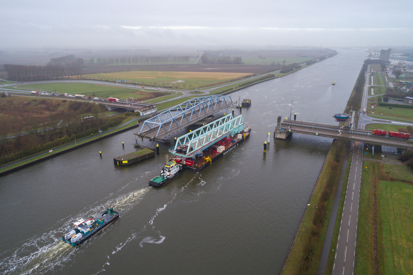 Terugkijken: prachtige beelden van aankomst brug bij Nieuwe Sluis in ...