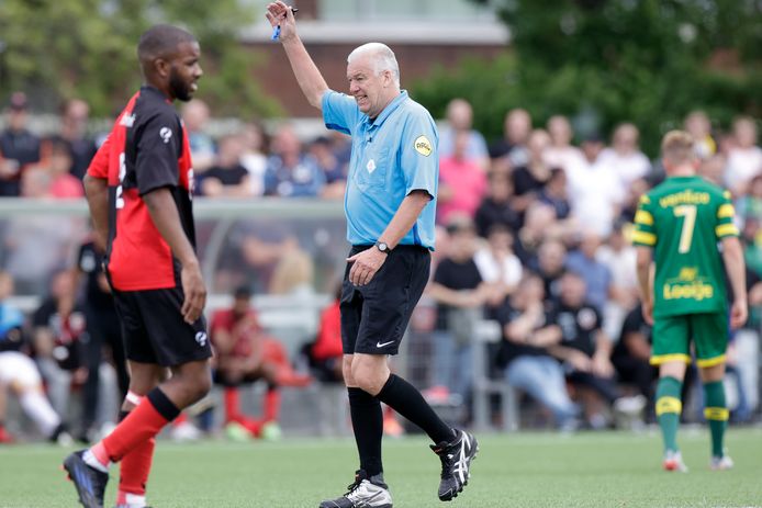 Roelof Luinge (67) steelt de show bij oefenwedstrijd: ‘Vroeger pakte ik ...