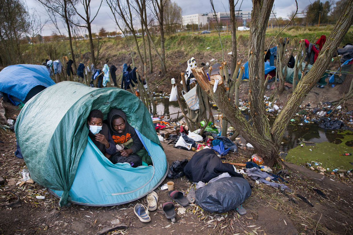 Terwijl politici ruziën rouwt Calais om verdronken levens: ‘Dit is een ...