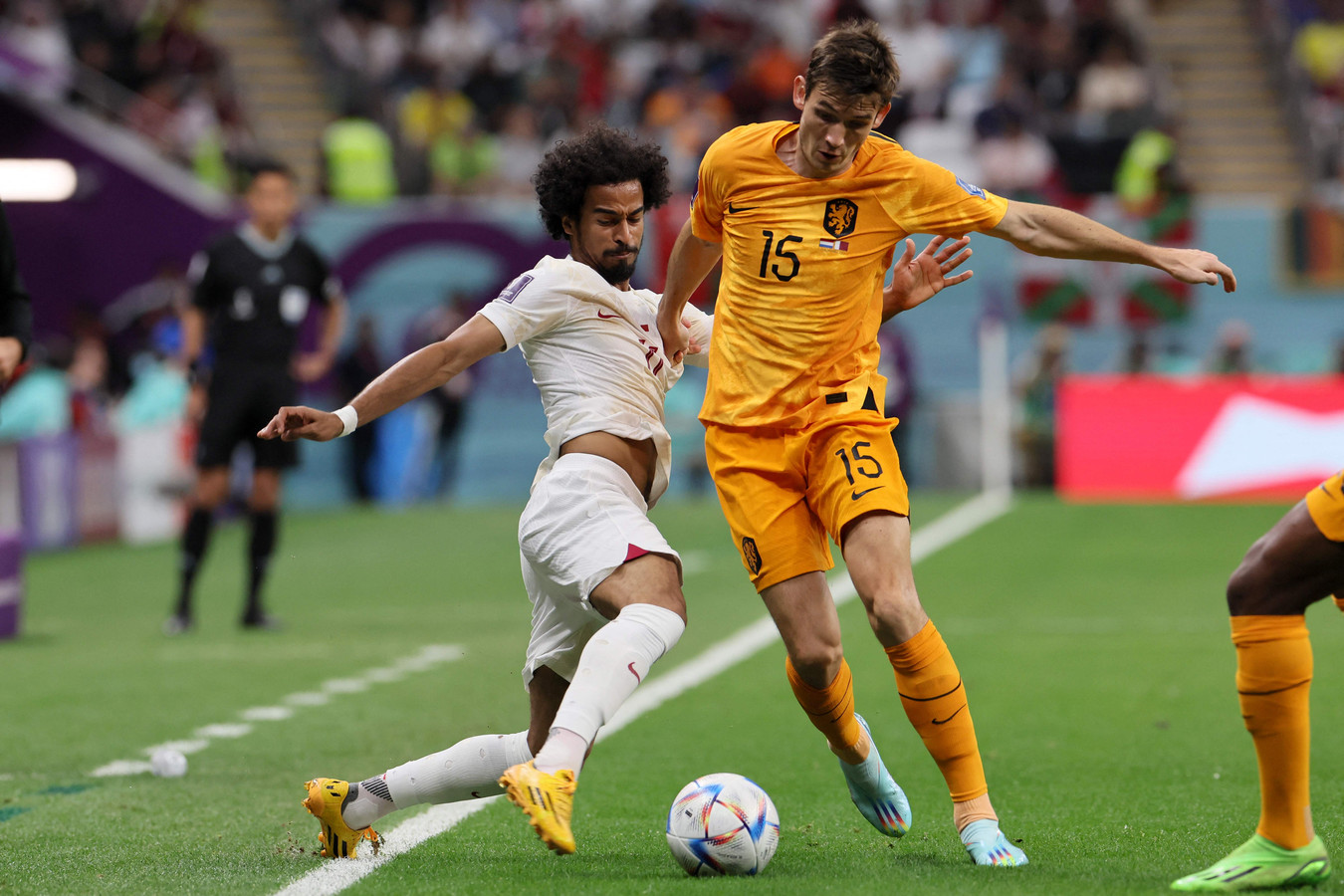 Verkouden Marten de Roon grapt op persconferentie: ‘Misschien iets te ...