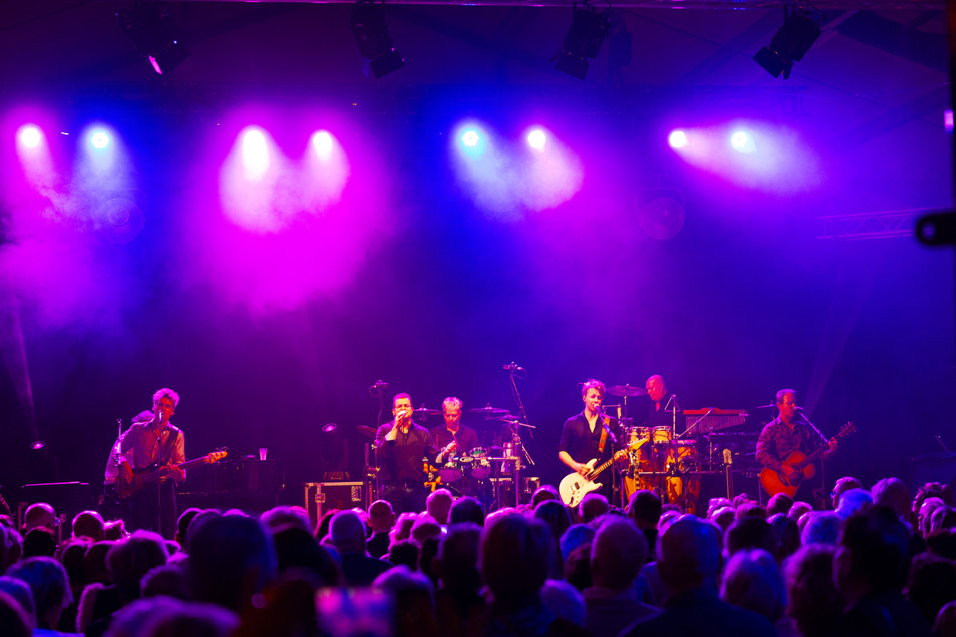 De Rips swingt en sjanst op Volendamse krakers | Foto | ed.nl