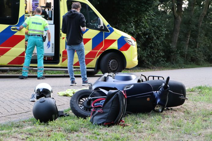 Twee gewonden bij botsing tussen auto en scooter in Waspik | Waalwijk ...