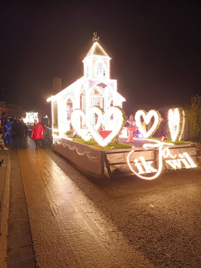 Praalwagens verlichten Ginderbuiten | Mol | hln.be