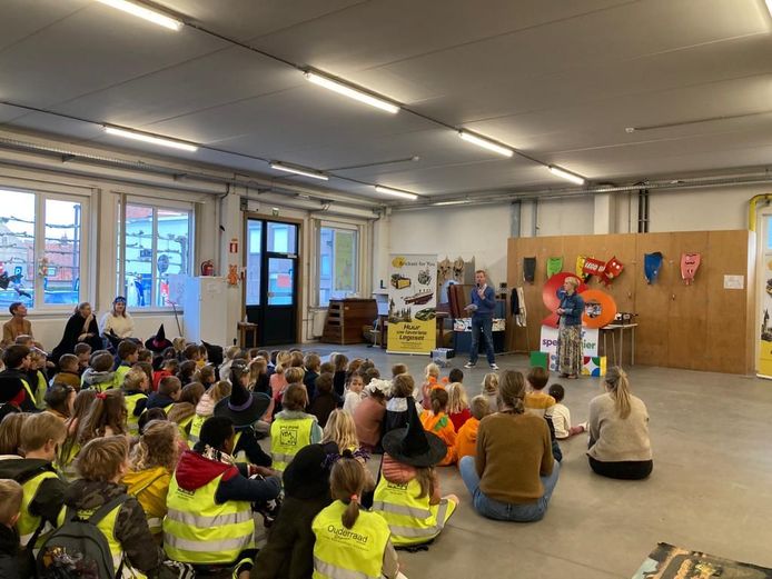 LEGO MASTERS- finalist en papa Peter verrast leerlingen De Goede Basis ...