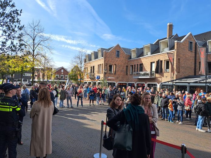 Koning ontvangen in Denekamp, grensdorp loopt uit voor bezoek van ...