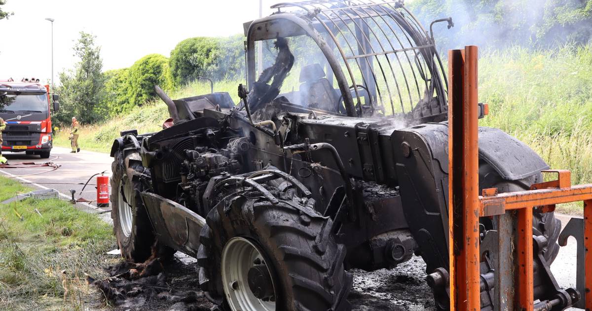 Landbouwvoertuig vat vlam tijdens het rijden en brand volledig uit, veel rook | 112 nieuws ...