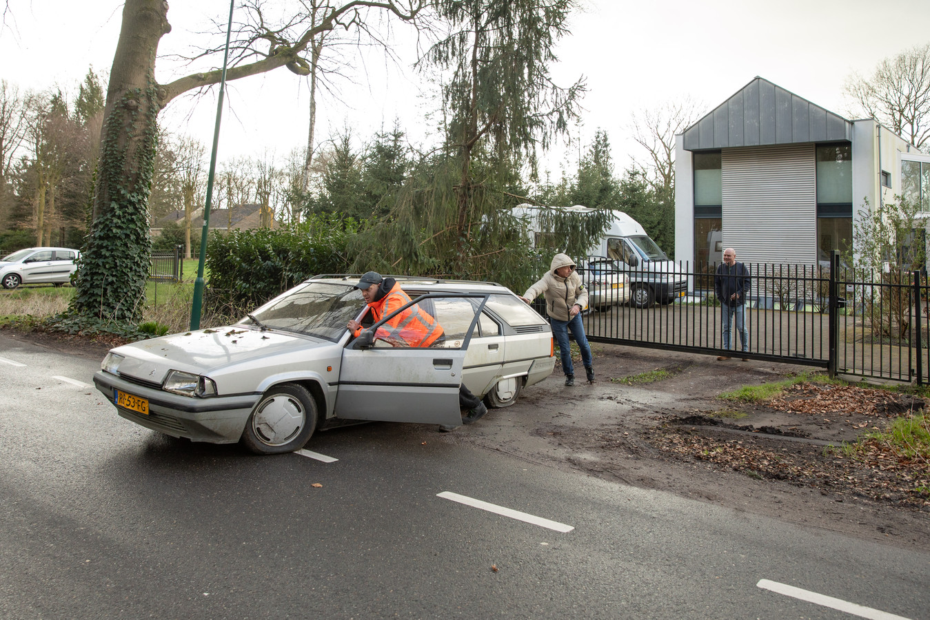 Na tien jaar komt de soap rond de vervallen auto in de Lage Vuursche ...