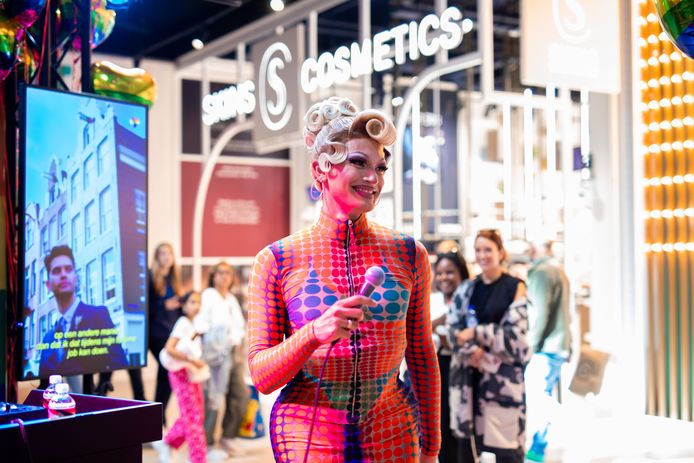 Dragqueen Miss Cartier opent Prideweek in Mall of The Netherlands: ‘In ...