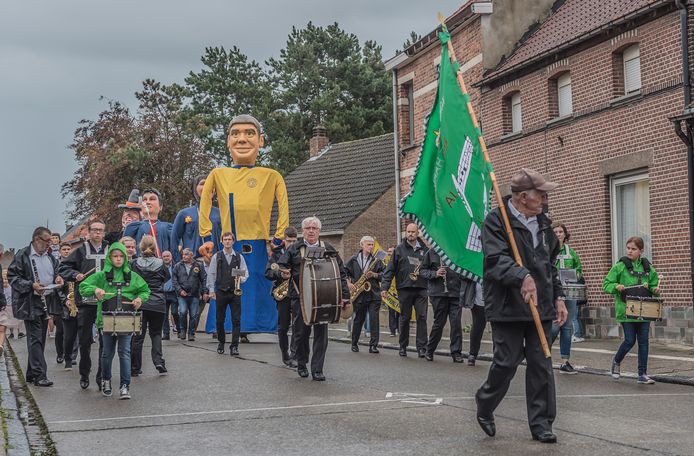 Reuzen dansen door straten tijdens halfoogstkermis | Dendermonde | hln.be