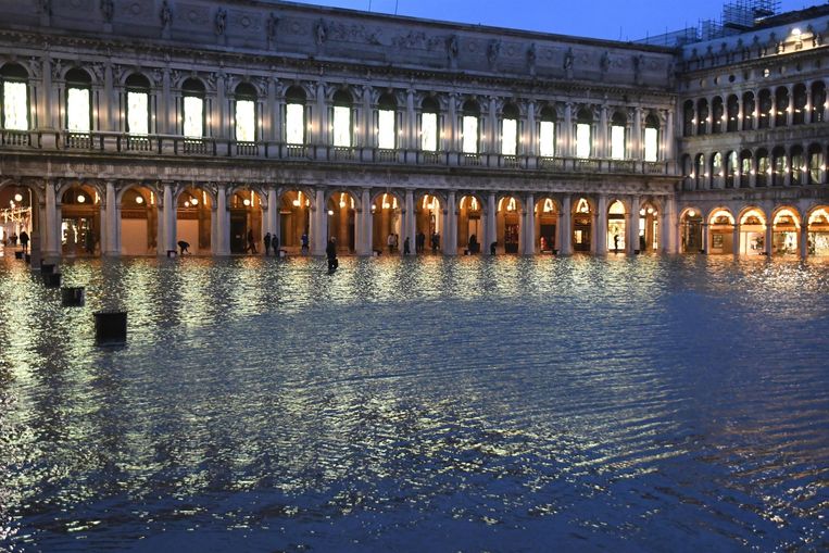 Vloedgolven en defecte waterkering zetten Venetië onder water