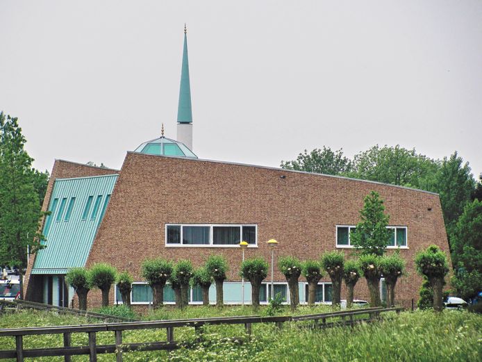 Zeven ramen van moskee in Culemborg ingeslagen: ‘Niet met een steen, maar met een hamer ...