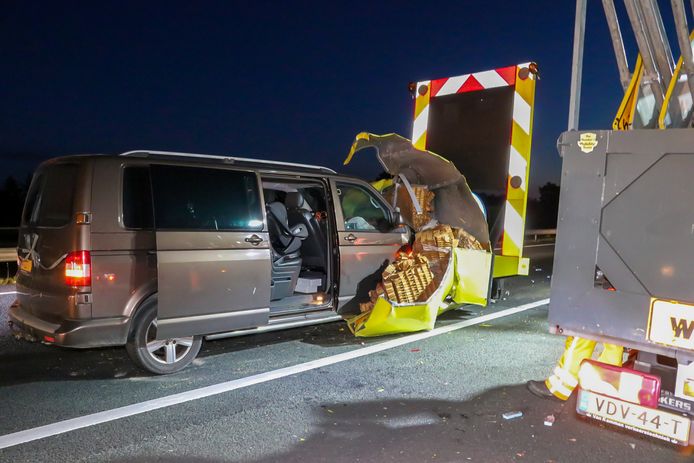 Busje rijdt in op rijdende afzetting op A1 bij Uddel | Apeldoorn ...