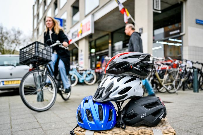Fietshelm dragen, hand uitsteken en links of rechts inhalen: hoe goed ...
