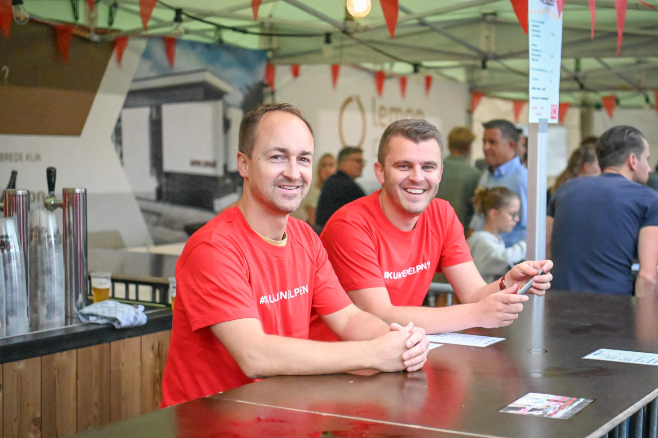 IN BEELD. Marktplein gebruikt de stembanden tijdens Loppem Zingt | Foto ...