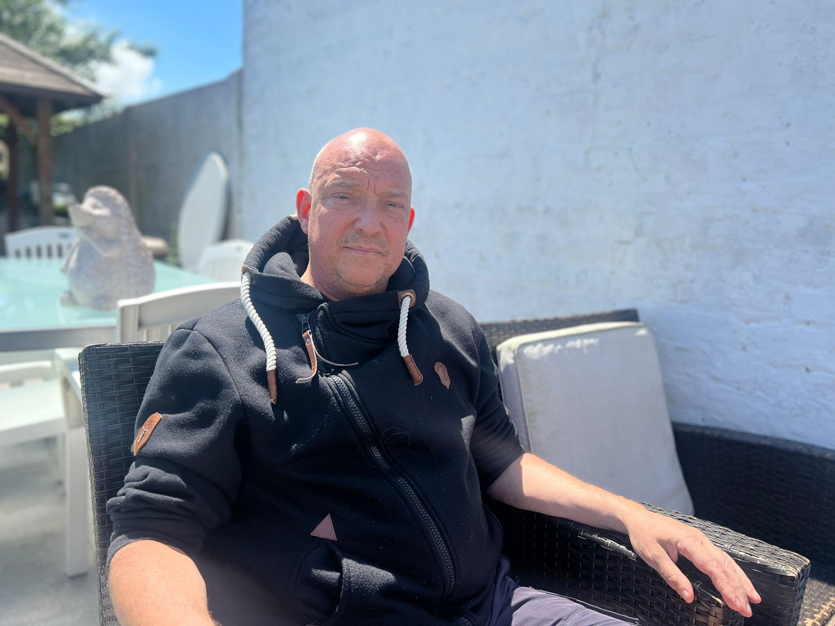 Jongeren zeulen met lichaam Maxim (16) in rouwcentrum, vader in shock ...