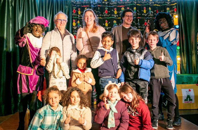 Prijswinnaars Sinterklaaswedstrijd getrakteerd op boeken, snoep en ...