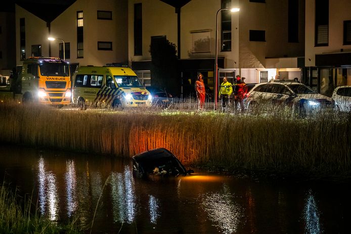 Automobilist raakt macht over stuur kwijt en belandt in water in Tilburgse wijk | Tilburg | AD.nl