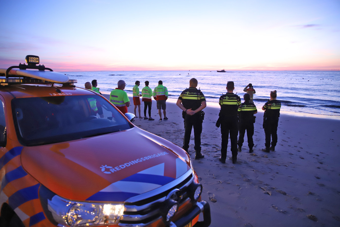 Veel hulpdiensten op het strand na melding van drijvend lichaam in zee ...