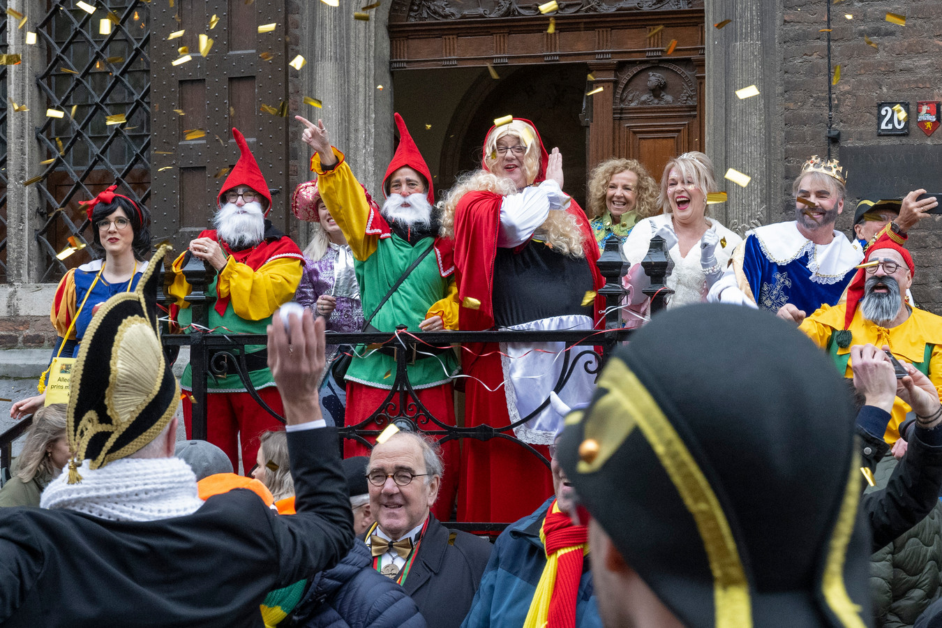 Hubert Bruls verruilt met carnaval strak pak voor outfit als Roodkapje ...