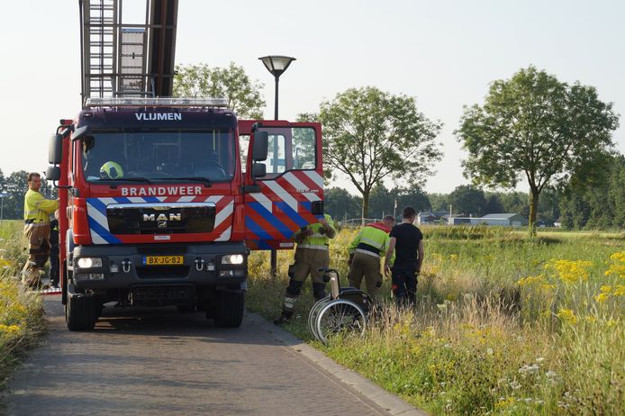 Vrouw belandt in water in Vlijmen, brandweer rukt met spoed uit | Heusden | bd.nl