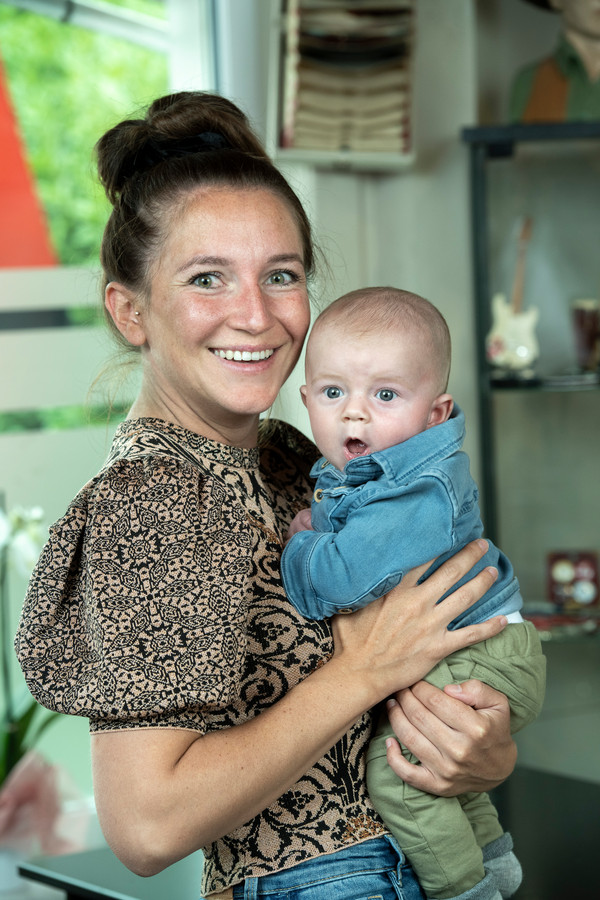 Dean Delannoit is zanger, cafébaas én nu ook vader: “De babyfoon staat ...